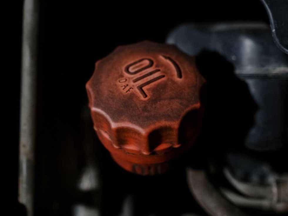 Engine oil warning light - What does it mean? - Peverell Garage