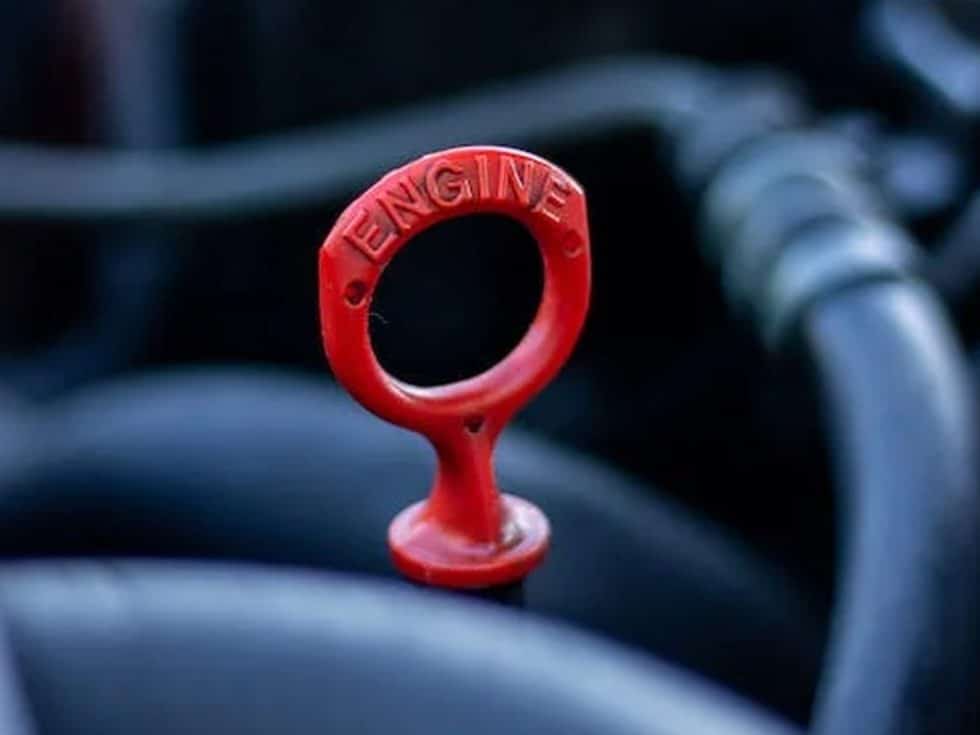 Engine oil warning light - What does it mean? - Peverell Garage