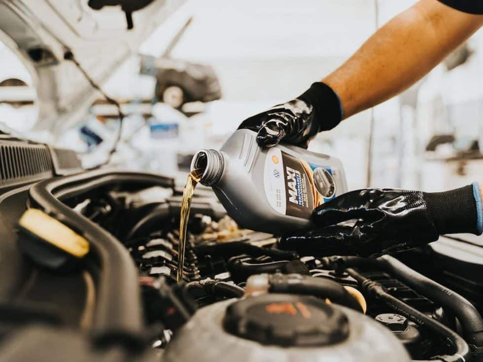 Engine oil warning light - What does it mean? - Peverell Garage